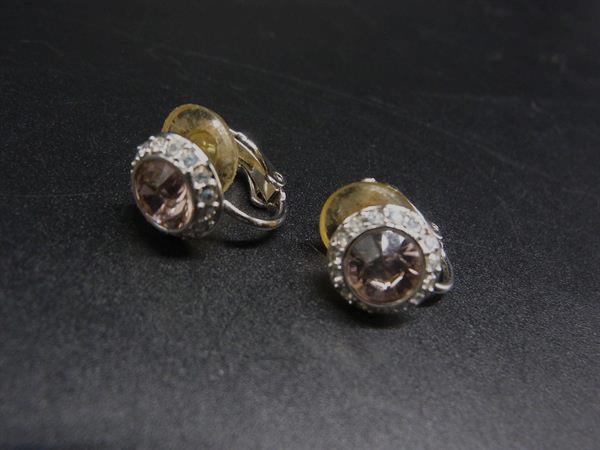商品情報 ブランド名 SWAROVSKI スワロフスキー 状態ランク ABランク ライン カラーシルバー系×ピンク系 素材 サイズ(cm) W 約1cm　H 約1cm サイズ(inch) ポケット 付属品画像内にあるものが全てになります シ...