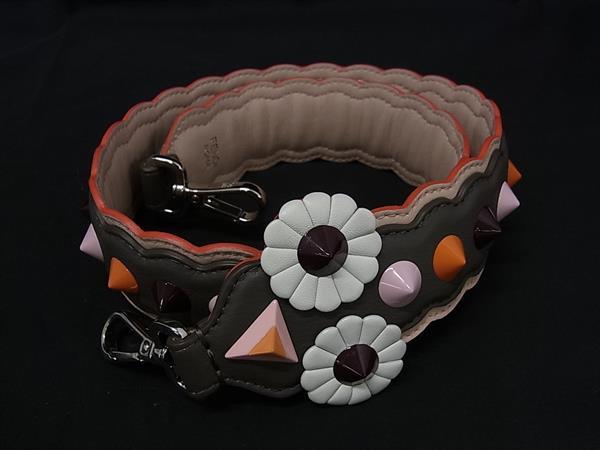 商品情報 ブランド名 FENDI フェンディ 状態ランク Aランク(美品) ライン カラーマルチカラー 素材 レザー サイズ(cm) 全長:約80.5cm幅:約4.5cm サイズ(inch) 全長:約31.69inch ポケット 付属品画像...