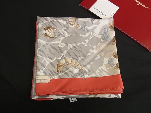 商品情報 ブランド名 Salvatore Ferragamo フェラガモ 状態ランク SAランク(新品同様) ライン カラーレッド系×アイボリー系 素材 シルク100% サイズ(cm) W 約87.2cm　H 約86cm サイズ(inch)...