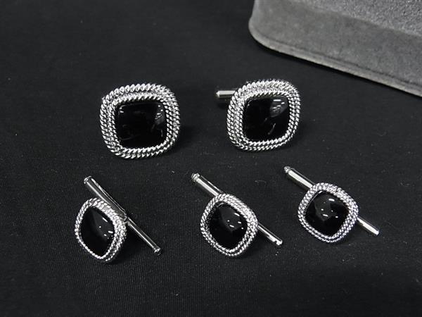 商品情報 ブランド名 SOCIAL ソシアル 状態ランク ABランク(美品) ライン カラーブラック系×シルバー系 素材 サイズ カフス：W 約1.7cm　H 約1.7cmスタッドボタン：W 約1.1cm　H 約1.1cm ポケット 付属品...