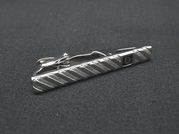 商品情報 ブランド名 ChristianDior クリスチャンディオール 状態ランク ABランク(美品) ライン カラーシルバー系×ブラック系 素材 サイズ(cm) 全長:約5cm サイズ(inch) 全長:約1.97inch ポケット 付...