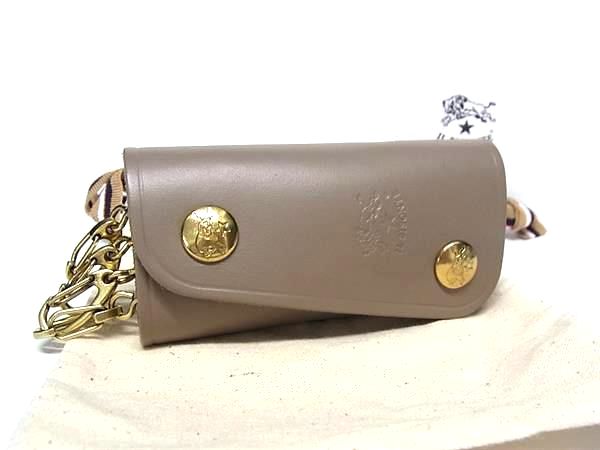 商品情報 ブランド名 IL BISONTE イルビゾンテ 状態ランク SAランク(新品同様) ライン カラーグレージュ系 素材 レザー サイズ W 約4.5cm　H 約9.5cm　D 約2.5cm ポケット 付属品画像内にあるものが全てにな...