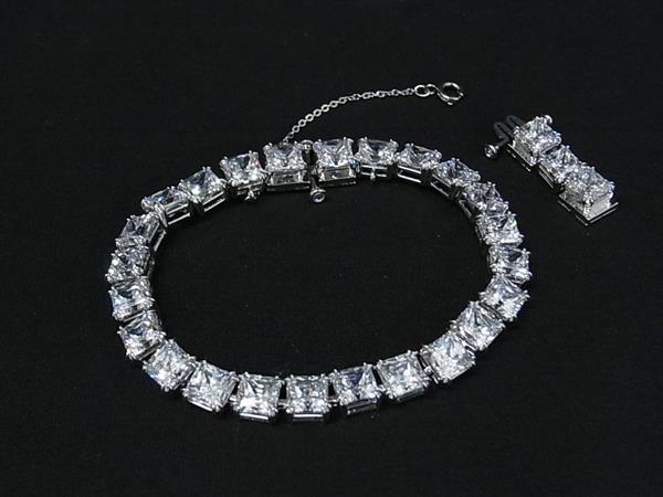 商品情報 ブランド名 SWAROVSKI スワロフスキー 状態ランク Aランク(極美品) ライン カラーシルバー系 素材 サイズ(cm) 全長:約22.5cm幅:約0.6cm サイズ(inch) 全長:約8.86inch ポケット 付属品画...