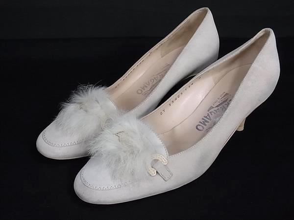 商品情報 ブランド名 Salvatore Ferragamo フェラガモ 状態ランク Bランク ライン カラーベージュ系 素材 スエード×ファー サイズ 表記サイズ:6 (日本サイズ 約23.0cm)実寸：アウトソール 約25.5cm　ヒー...