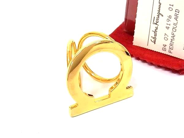 商品情報 ブランド名 Salvatore Ferragamo フェラガモ 状態ランク ABランク(美品) ライン カラーゴールド系 素材 サイズ(cm) W 約3.9cm　H 約4cm サイズ(inch) W 約1.54inch　H 約1....