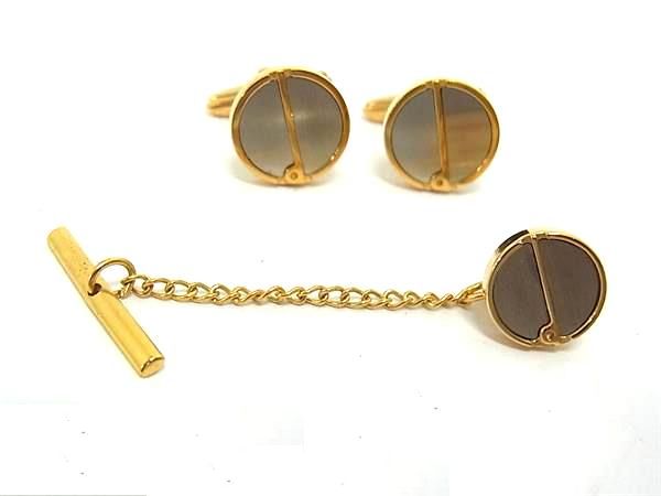 商品情報 ブランド名 dunhill ダンヒル 状態ランク Aランク(美品) ライン カラーゴールド系×シルバー系 素材 サイズ カフス:W 約1.4cm　H 約1.4cmネクタイピン:W 約1.1cm　H 約1.1cm ポケット 付属品画...