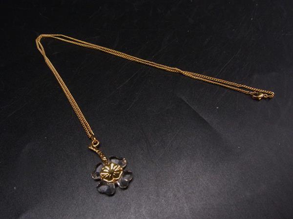 商品情報 ブランド名 SWAROVSKI スワロフスキー 状態ランク ABランク(美品) ライン カラーゴールド系×クリア 素材 サイズ(cm) 全長:約52cmトップ W約1.8cm H約3cm サイズ(inch) 全長:約20.47in...