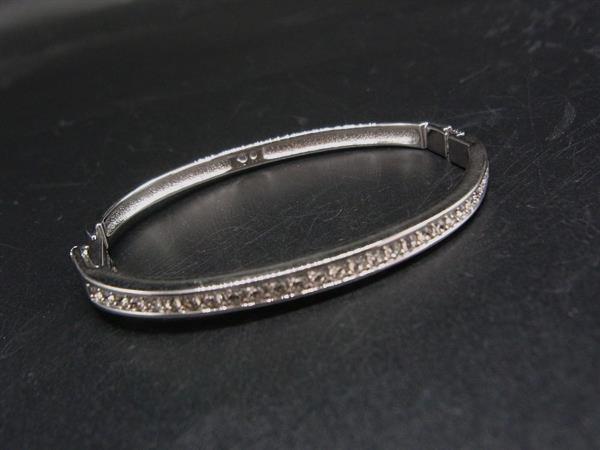 商品情報 ブランド名 SWAROVSKI スワロフスキー 状態ランク ABランク ライン カラーシルバー系 素材 サイズ(cm) 全長:約19cm サイズ(inch) 全長:約7.48inch ポケット 付属品画像内にあるものが全てになりま...
