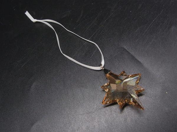 商品情報 ブランド名 SWAROVSKI スワロフスキー 状態ランク ABランク ライン カラーゴールド系 素材 サイズ(cm) W 約4cm　H 約5.5cm サイズ(inch) W 約1.57inch　H 約2.17inch ポケット ...