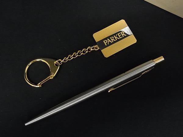 商品情報 ブランド名 PARKER パーカー 状態ランク Aランク(極美品) ライン カラーシルバー系×ゴールド系 素材 サイズ ボールペン 全長 約13.2cmキーホルダー 全長 約10.5cm ポケット 付属品画像内にあるものが全てにな...