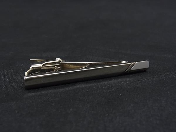 商品情報 ブランド名 pierre cardin ピエールカルダン 状態ランク Bランク ライン カラーシルバー系 素材 サイズ(cm) 全長:約5cm サイズ(inch) 全長:約1.97inch ポケット 付属品画像内にあるものが全てに...