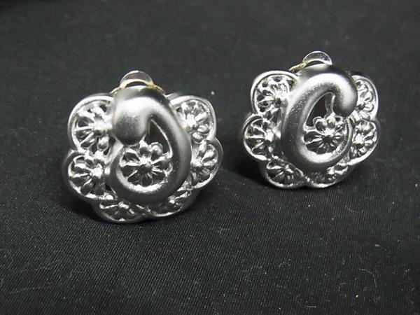 商品情報 ブランド名 NINA RICCI ニナリッチ 状態ランク ABランク(美品) ライン カラーシルバー系 素材 サイズ W 約2.3cm　H 約2.2cm ポケット 付属品画像内にあるものが全てになります シリアル及び刻印 状態使用...