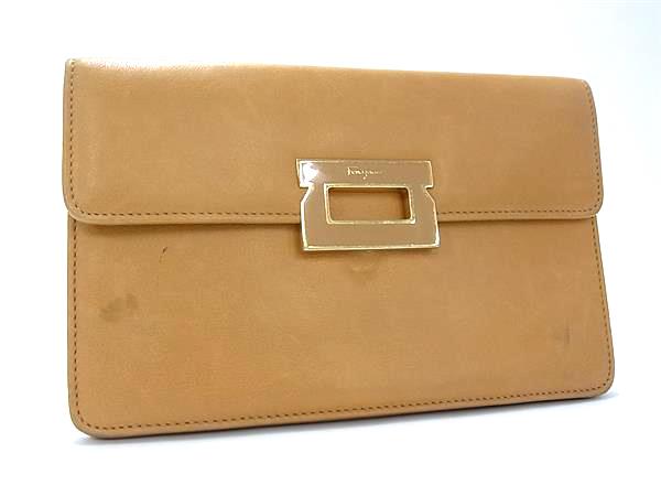 商品情報 ブランド名 Salvatore Ferragamo フェラガモ 状態ランク BCランク ライン カラーマスタード系 素材 レザー サイズ W 約18cm　H 約11.5cm　D 約1cm ポケット中 ポケット×3　札入れ×1　小銭...