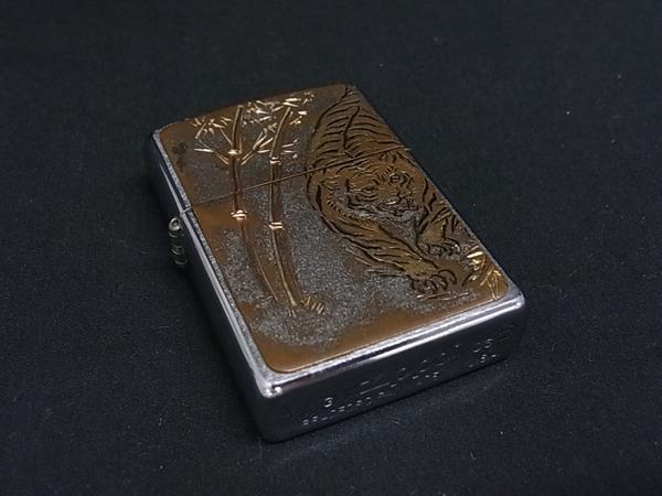 商品情報 ブランド名 ZIPPO ジッポー 状態ランク Bランク ライン カラーシルバー系×ゴールド系 素材 サイズ(cm) W 約3.5cm　H 約5.5cm　D 約1.2cm サイズ(inch) W 約1.38inch　H 約2.17i...