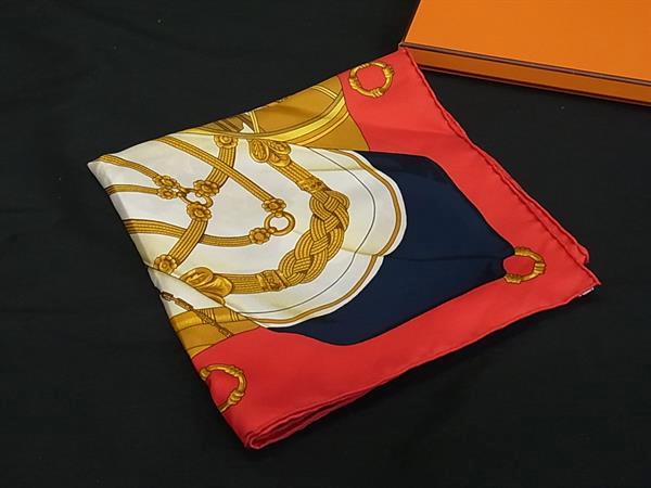 商品情報 ブランド名 HERMES エルメス 状態ランク Aランク(極美品) ライン カラーレッド系×マルチカラー 素材 シルク100% サイズ(cm) W 約88cm　H 約88cm サイズ(inch) W 約34.65inch　H 約3...