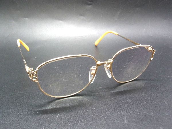 商品情報 ブランド名 CELINE セリーヌ 状態ランク ABランク ライン カラーゴールド系×レンズ：クリア 素材 サイズ フレーム 約13cm　テンプル 約14.6cm　レンズ 縦 約4.5cm　横 約5cm ポケット 付属品画像内にあ...