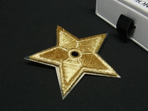 商品情報 ブランド名 ChristianDior クリスチャンディオール 状態ランク SAランク(極美品) ライン カラーゴールド系×シルバー系 素材 サイズ W 約5.8cm　H 約4.5cm ポケット 付属品画像内にあるものが全てになり...