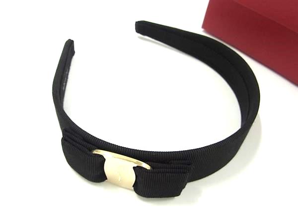 商品情報 ブランド名 Salvatore Ferragamo フェラガモ 状態ランク SAランク(極美品) ライン カラーブラック系 素材 キャンバス サイズ 内周:約37.3cm　幅 (最大)約3.3cm ポケット 付属品画像内にあるもの...