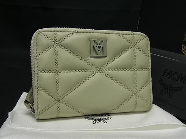 商品情報 ブランド名 MCM エムシーエム 状態ランク Sランク(未使用品) ライン カラーライトベージュ系 素材 レザー サイズ W 約11cm　H 約7.5cm　D 約2.5cm ポケット外 ポケット×1　中 ポケット×2　小銭入れ×3...