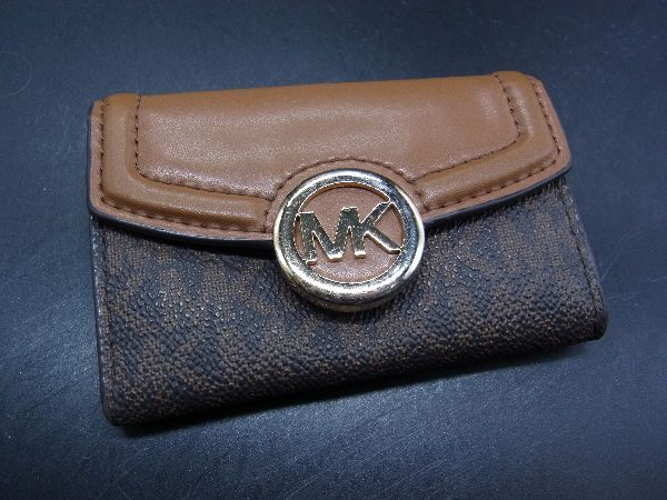 商品情報 ブランド名 MICHAEL KORS マイケルコース 状態ランク ABランク ライン カラーブラウン系 素材 レザー サイズ W 約10cm　H 約7cm　D 約1.5cm ポケット 付属品画像内にあるものが全てになります シリア...