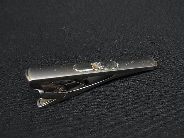 商品情報 ブランド名 CELINE セリーヌ 状態ランク ABランク ライン カラーシルバー系 素材 サイズ 全長:約5cm幅:約0.5cm ポケット 付属品画像内にあるものが全てになります シリアル及び刻印 状態使用感小　擦れ小　小傷　く...