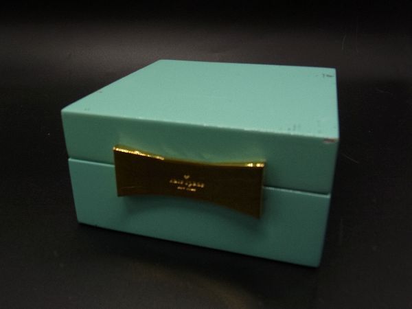 商品情報 ブランド名 kate spade ケイトスペード 状態ランク ABランク ライン カラーエメラルドグリーン系×ゴールド系 素材 サイズ(cm) W 約10cm　H 約10cm　D 約5cm サイズ(inch) ポケット 付属品画像...