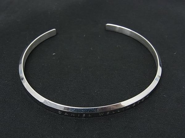 商品情報 ブランド名 Daniel Wellington ダニエル ウェリントン 状態ランク ABランク(美品) ライン カラーシルバー系 素材 サイズ(cm) 内周:約14.5cm　幅 約0.3cm サイズ(inch) ポケット 付属品画...