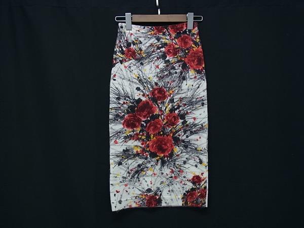 商品情報 ブランド名 PRADA プラダ 状態ランク Aランク(極美品) ライン カラーアイボリー系×マルチカラー 素材 ウール46％×モヘア37％×ポリアミド17％ サイズ(cm) 表記サイズ:36実寸:総丈 約70cm　ウエスト 約61...