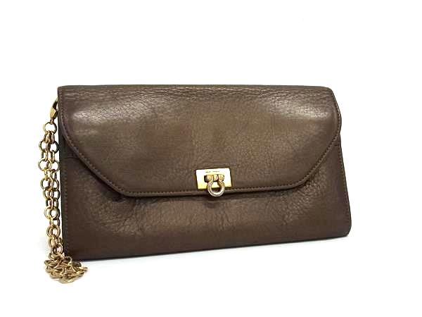 商品情報 ブランド名 Salvatore Ferragamo フェラガモ 状態ランク Bランク ライン カラーブラウン系 素材 レザー サイズ W 約19cm　H 約11cm　D 約2cm ポケット中 ポケット×1　札入れ×3　小銭入れ×1...