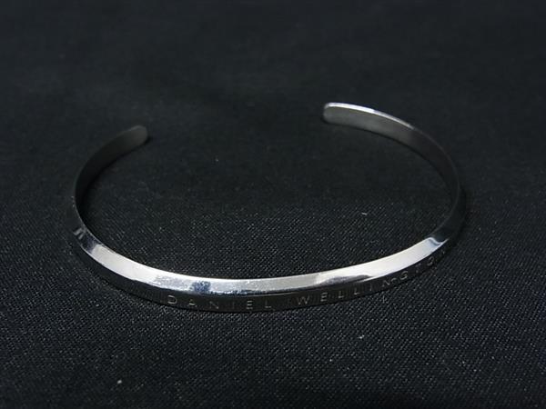 商品情報 ブランド名 Daniel Wellington ダニエル ウェリントン 状態ランク ABランク(美品) ライン カラーシルバー系 素材 サイズ(cm) 内周:約12.6cm　幅 約0.4cm サイズ(inch) ポケット 付属品画...