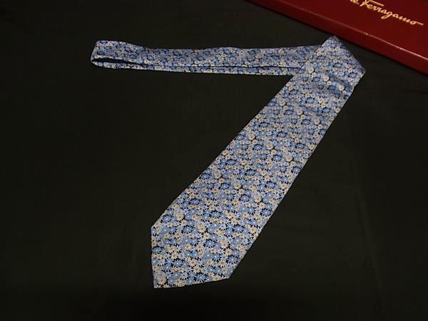 商品情報 ブランド名 Salvatore Ferragamo フェラガモ 状態ランク Aランク(極美品) ライン カラーブルー系 素材 シルク100% サイズ 全長 約146.2cm　剣幅 約9.3cm ポケット 付属品画像内にあるものが全...