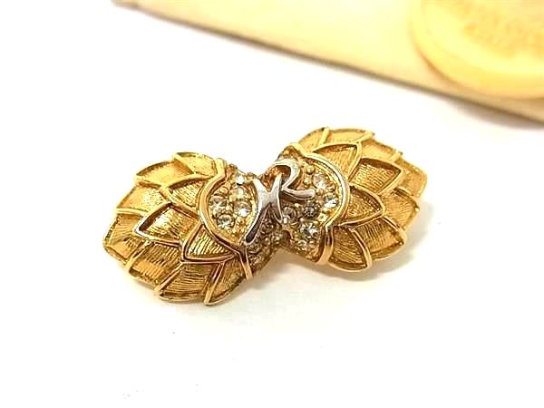 商品情報 ブランド名 NINA RICCI ニナリッチ 状態ランク ABランク(美品) ライン カラーゴールド系 素材 サイズ W 約2.5cm　H 約1.3cm ポケット 付属品画像内にあるものが全てになります シリアル及び刻印 状態使用...