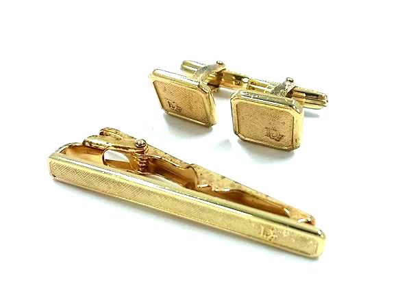 商品情報 ブランド名 ChristianDior クリスチャンディオール 状態ランク Bランク ライン カラーゴールド系 素材 サイズ カフスボタン:W 約1.4cm　H 約1.4cmネクタイピン:全長 約5cm ポケット 付属品画像内にあ...