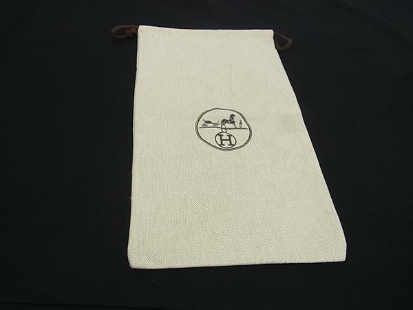 商品情報 ブランド名 HERMES エルメス 状態ランク Aランク(美品) ライン カラーライトベージュ系 素材 キャンバス サイズ W 約20.5cm　H 約38.5cm ポケット 付属品画像内にあるものが全てになります シリアル及び刻印...