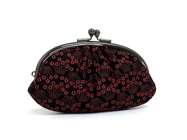 商品情報 ブランド名 INDEN-YA 印傳屋 インデンヤ 状態ランク Aランク(美品) ライン カラーブラック系×レッド系 素材 鹿革 サイズ W 約14cm　H 約8cm　D 約1.8cm ポケット小銭入れ×1 付属品画像内にあるものが...