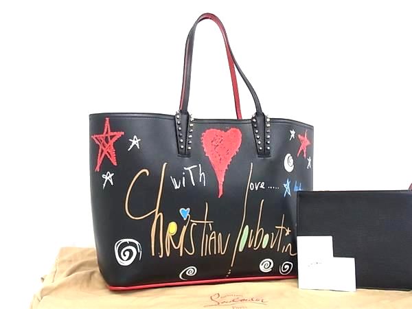 商品情報 ブランド名 Christian Louboutin クリスチャンルブタン 状態ランク Aランク(美品) ライン カラーブラック系×マルチカラー 素材 レザー サイズ W (底面)約39cm　H 約29.5cm　D 約14cm ポケ...