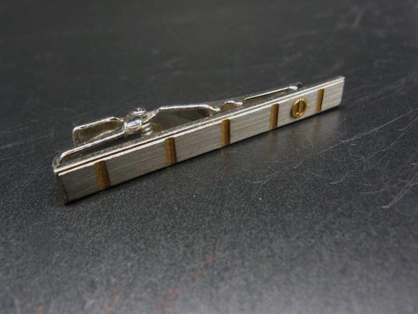 商品情報 ブランド名 dunhill ダンヒル 状態ランク ABランク ライン カラーシルバー系 素材 サイズ(cm) 全長:約5.5cm サイズ(inch) 全長:約2.17inch ポケット 付属品画像内にあるものが全てになります シリ...