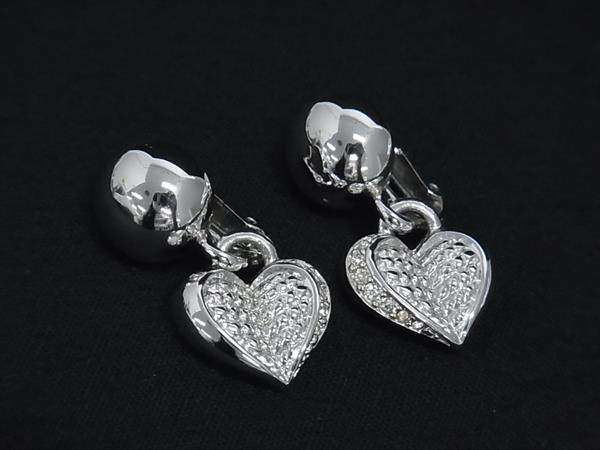 商品情報 ブランド名 NINA RICCI ニナリッチ 状態ランク Aランク(極美品) ライン カラーシルバー系 素材 サイズ W 約1.5cm　H 約3.3cm ポケット 付属品画像内にあるものが全てになります シリアル及び刻印 状態使用...