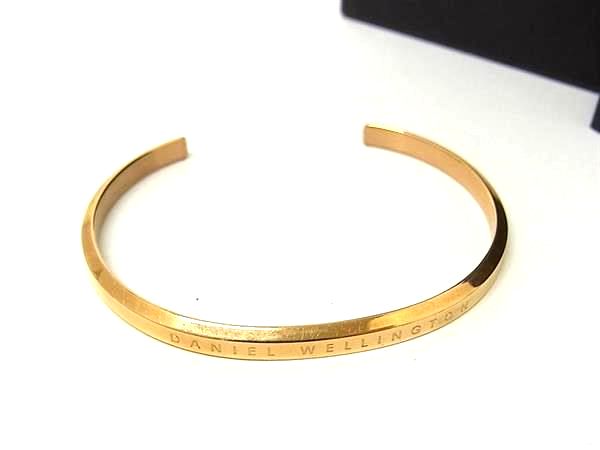 商品情報 ブランド名 Daniel Wellington ダニエル ウェリントン 状態ランク Aランク(美品) ライン カラーゴールド系 素材 サイズ(cm) 実寸:内周 約15.5cm　幅 約0.4cm サイズ(inch) ポケット 付属...