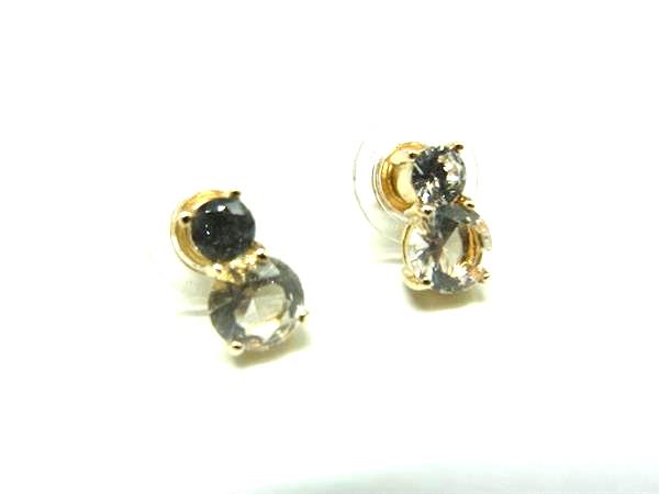 商品情報 ブランド名 SWAROVSKI スワロフスキー 状態ランク Aランク(美品) ライン カラーシルバー系×ゴールド系 素材 サイズ W 約0.6cm　H 約1cm ポケット 付属品画像内にあるものが全てになります シリアル及び刻印 ...