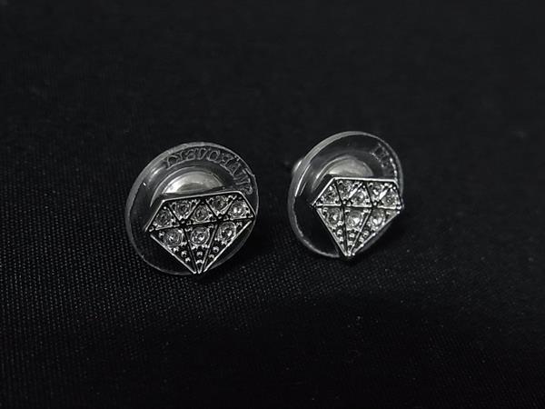 商品情報 ブランド名 SWAROVSKI スワロフスキー 状態ランク Aランク(極美品) ライン カラーシルバー系 素材 サイズ(cm) W 約0.8cm　H 約0.6cm サイズ(inch) ポケット 付属品画像内にあるものが全てになりま...