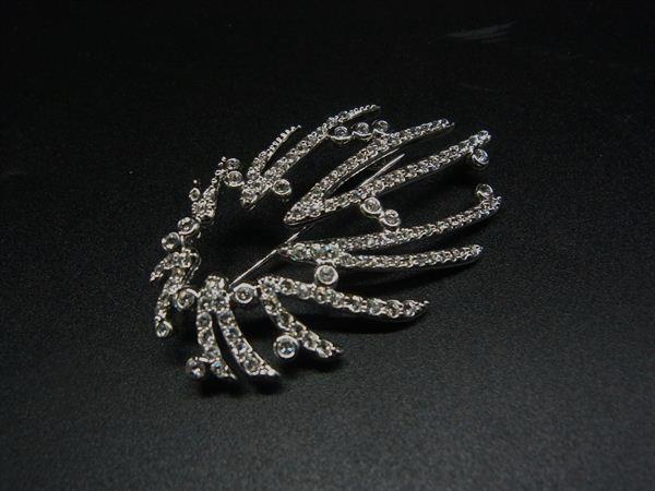 商品情報 ブランド名 SWAROVSKI スワロフスキー 状態ランク Aランク(美品) ライン カラーシルバー系×クリア 素材 サイズ(cm) W 約5cm　H 約2.7cm サイズ(inch) W 約1.97inch　H 約1.06inc...