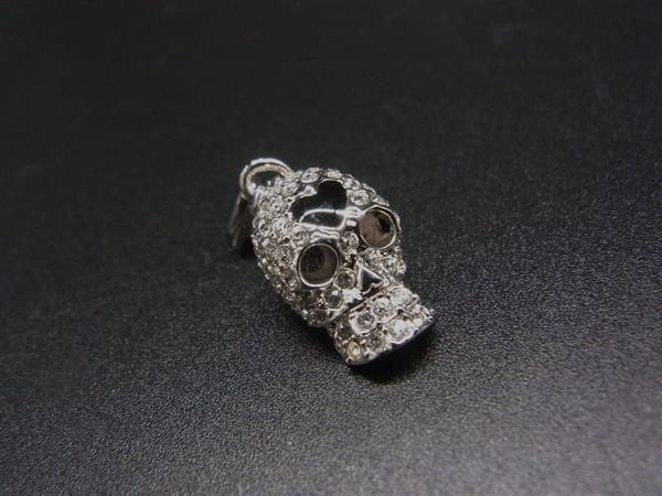 商品情報 ブランド名 SWAROVSKI スワロフスキー 状態ランク Aランク(美品) ライン カラーシルバー系×クリア 素材 サイズ(cm) 全長:約3cm サイズ(inch) 全長:約1.18inch ポケット 付属品画像内にあるものが...