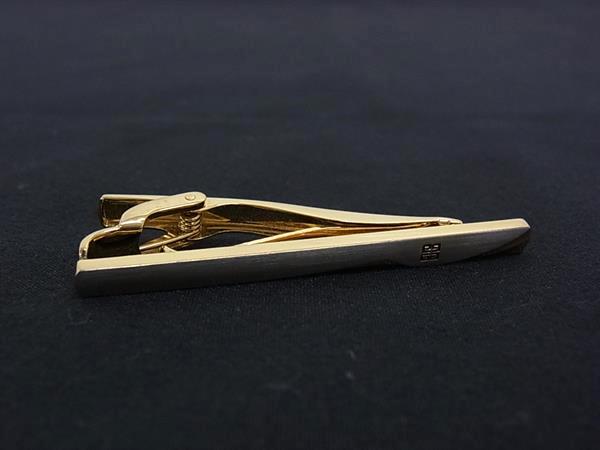 商品情報 ブランド名 GIVENCHY ジバンシィ 状態ランク ABランク(美品) ライン カラーゴールド系×シルバー系 素材 サイズ(cm) 全長:約5.3cm サイズ(inch) 全長:約2.09inch ポケット 付属品画像内にあるも...