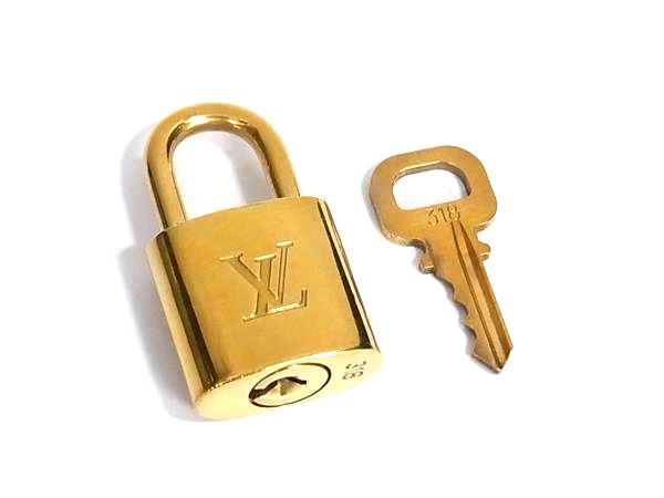 商品情報 ブランド名 LOUIS VUITTON ルイヴィトン 状態ランク ABランク(美品) ライン カラーゴールド系 素材 サイズ W 約2.1cm　H 約3.7cm　D 約1cm ポケット 付属品画像内にあるものが全てになります シリ...