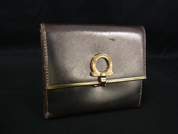 商品情報 ブランド名 Salvatore Ferragamo フェラガモ 状態ランク Bランク ライン カラーゴールド系 素材 レザー サイズ W 約12cm　H 約10cm　D 約2cm ポケット札入れ×2　小銭入れ×1　カード入れ×9 ...