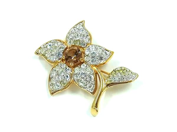 商品情報 ブランド名 SWAROVSKI スワロフスキー 状態ランク ABランク(美品) ライン カラーゴールド系 素材 サイズ(cm) W 約4.5cm　H 約3.5cm サイズ(inch) ポケット 付属品画像内にあるものが全てになりま...