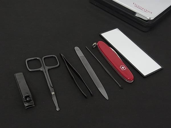 商品情報 ブランド名 VICTORINOX ビクトリノックス 状態ランク ABランク(美品) ライン カラーシルバー系 素材 サイズ(cm) サイズ(inch) ポケット 付属品画像内にあるものが全てになります シリアル及び刻印 状態使用感...