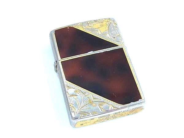 商品情報 ブランド名 ZIPPO ジッポー 状態ランク Bランク ライン カラーシルバー系×ブラウン系 素材 サイズ(cm) W 約3.7cm　H 約5.5cm　D 約1.2cm サイズ(inch) ポケット 付属品画像内にあるものが全てに...