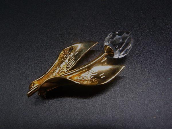 商品情報 ブランド名 SWAROVSKI スワロフスキー 状態ランク ABランク(美品) ライン カラーゴールド系×クリア 素材 サイズ W 約4cm　H 約1.8cm ポケット 付属品画像内にあるものが全てになります シリアル及び刻印 状...
